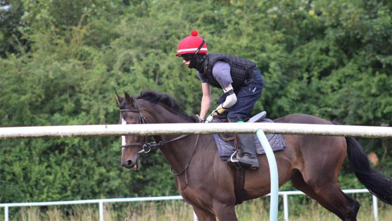 One-handed teenager chasing horseracing dream - Great British Racing