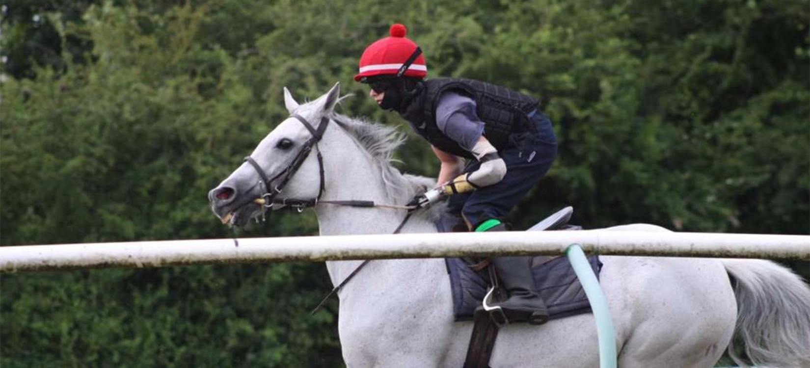 One-handed teenager chasing horseracing dream - Great British Racing